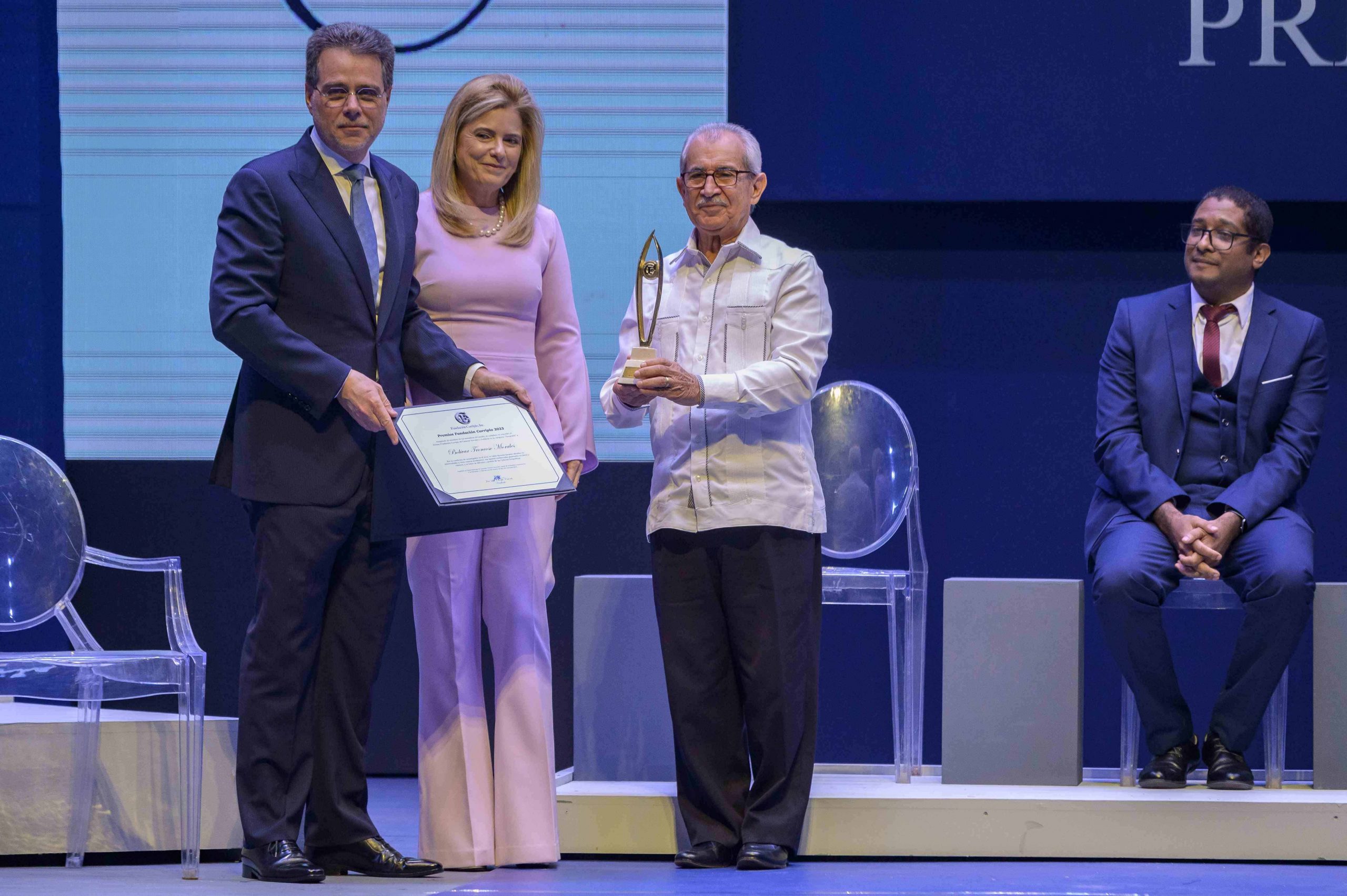 Bolívar Troncoso Morales recibe premio Fundación Corripio por su ...